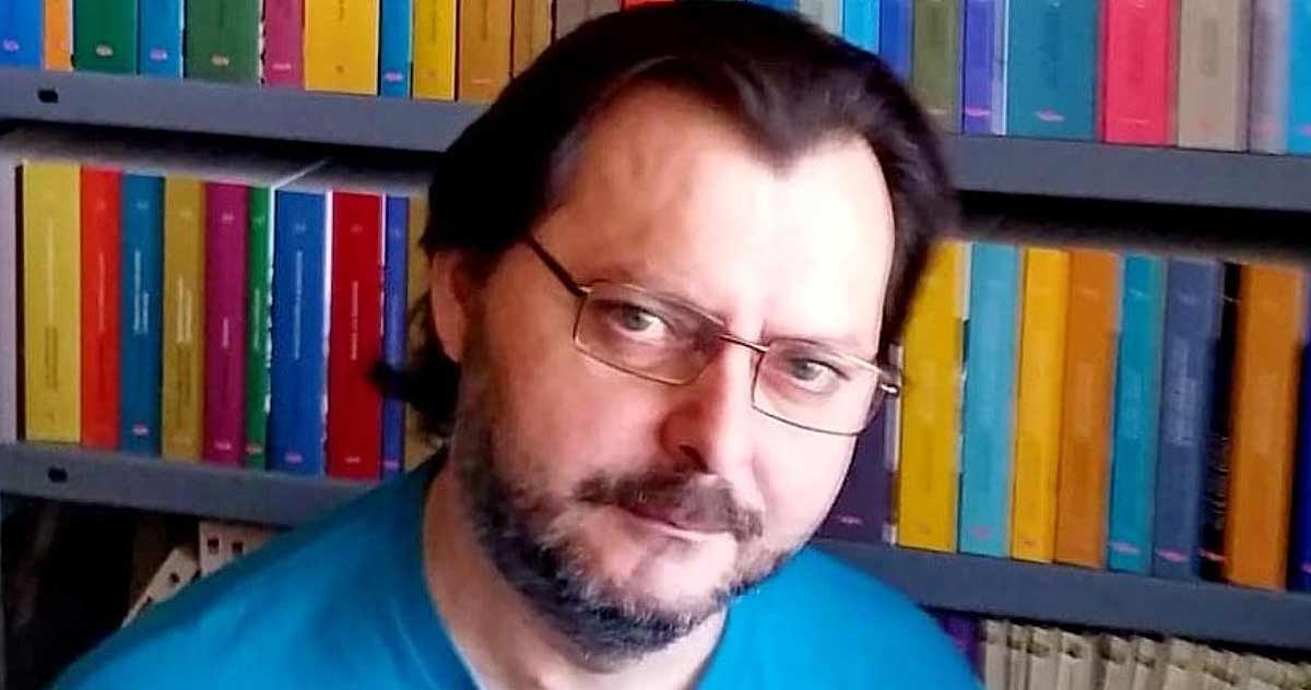 Un istoric din Deva a fost reclamat de un vecin că are prea multe cărţi ...