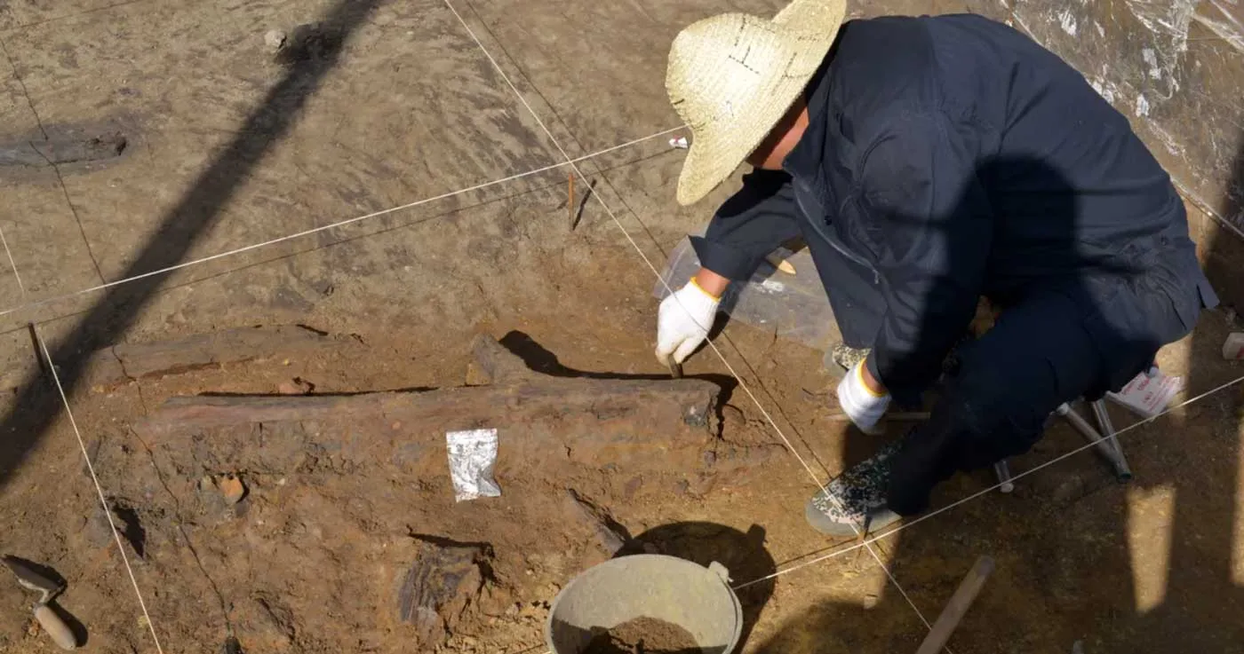 Unelte din lemn vechi de 300.000 de ani, „fabricate de denisovani”, au ...